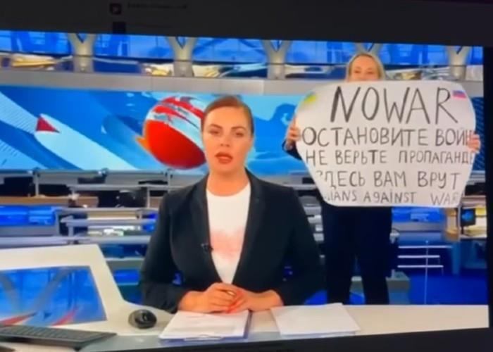 Russian journalist risks prison with news bulletin war protest | News ...